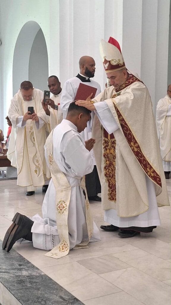 La Diócesis de Buenaventura celebra con gozo la ordenación del Padre ...